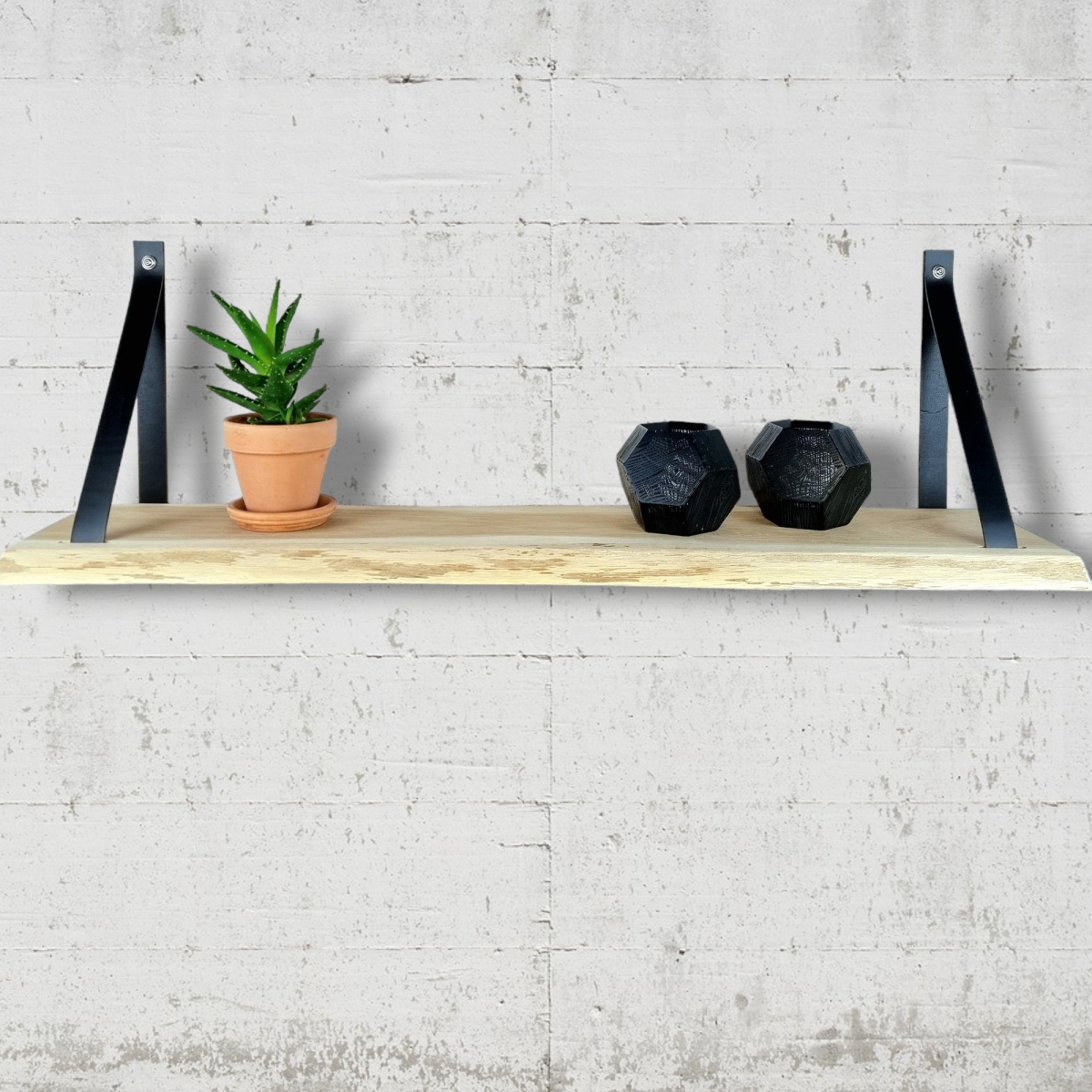 Hylde af massiv egetræsplanke med læderremme.